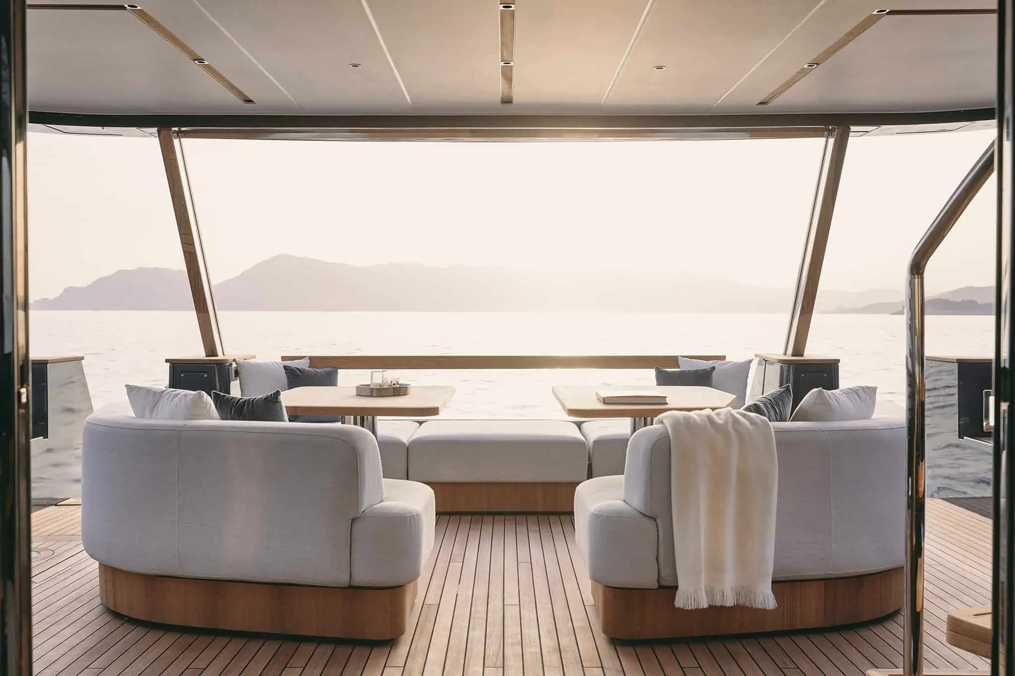 Yacht ALMA III, Azimut | CHARTERWORLD Luxury Superyacht Charters